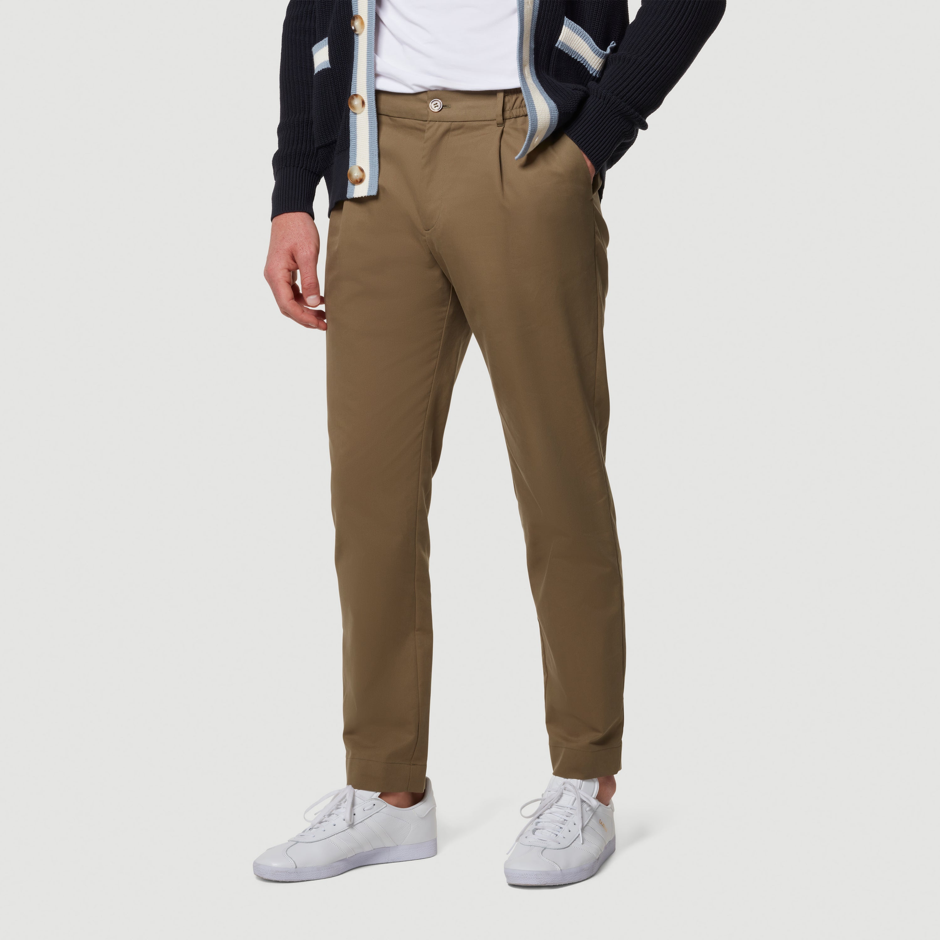 CHÉ | Cargo-Inspired Pleated Chino in Olive : Versatile Casual Wear ...